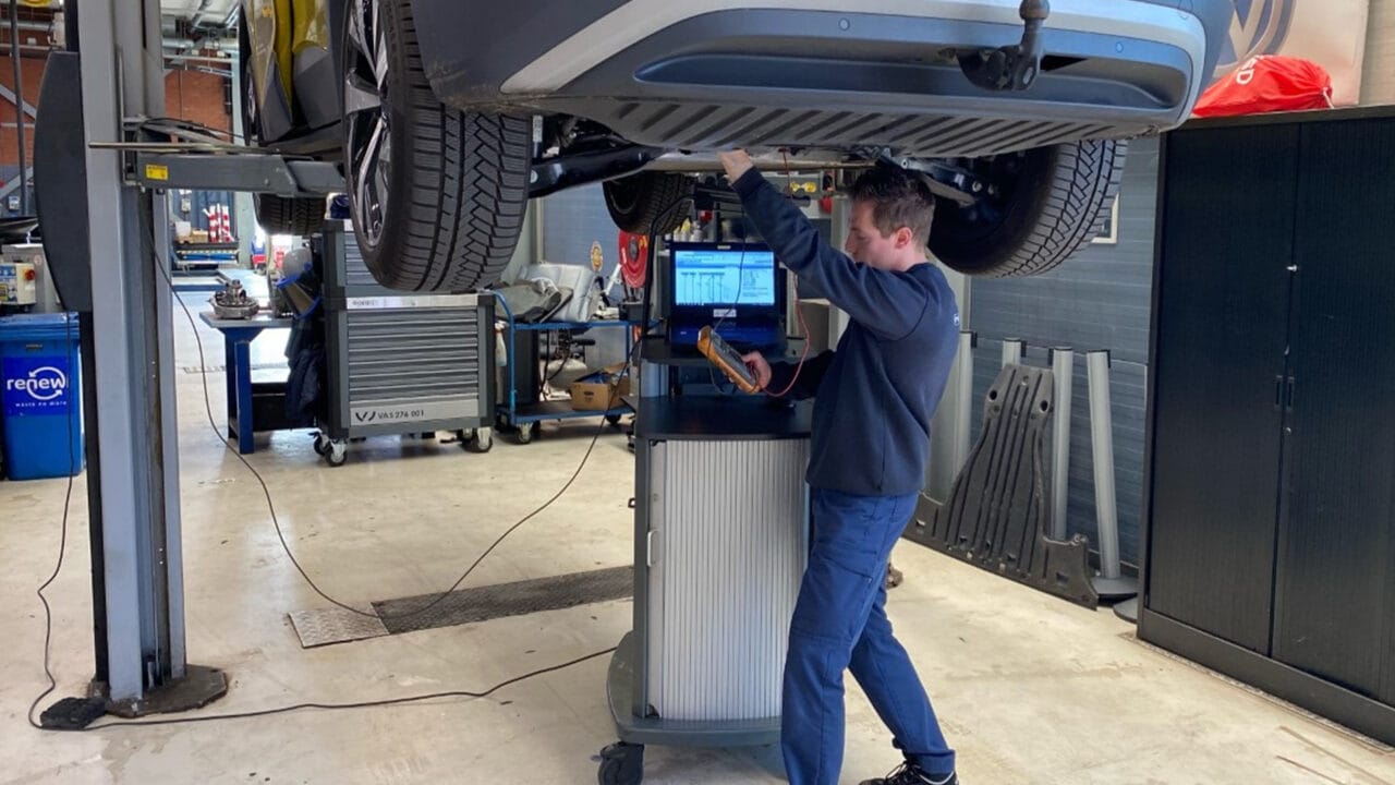 Dit doet een automonteur - Wittebrug